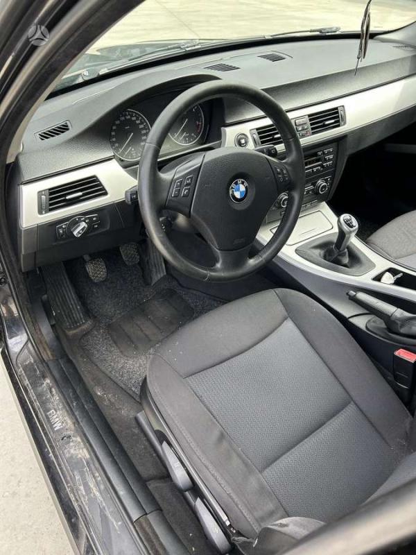 Black BMW 318 2009 in Klaipeda, with an engine capacity of 2.00 L and mileage of 444 thousand km for 3150 €, photo 5 on AUTOMOTO.COM.LV