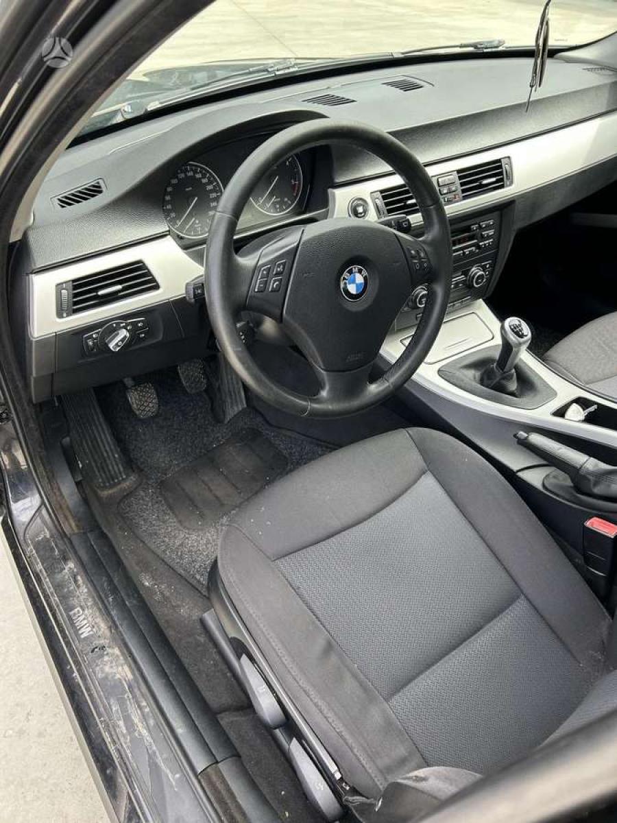 Black BMW 318 2009 in Klaipeda, with an engine capacity of 2.00 L and mileage of 444 thousand km for 3150 €, photo 6 on AUTOMOTO.COM.LV