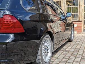 Black BMW 318 2009 in Sigulda, with an engine capacity of 2.00 L and mileage of 333 thousand km for 4390 €, photo 12 on AUTOMOTO.COM.LV