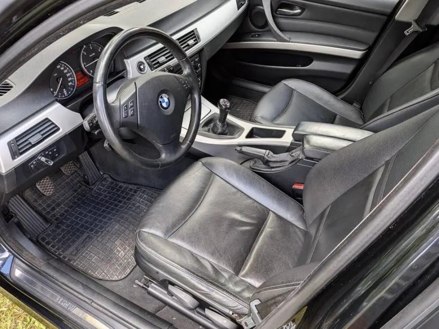 Black BMW 318 2009 in Sigulda, with an engine capacity of 2.00 L and mileage of 333 thousand km for 4390 €, photo 20 on AUTOMOTO.COM.LV