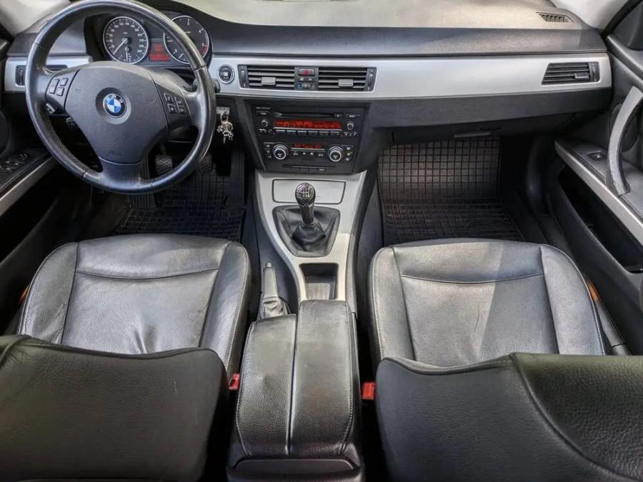 Black BMW 318 2009 in Sigulda, with an engine capacity of 2.00 L and mileage of 333 thousand km for 4390 €, photo 21 on AUTOMOTO.COM.LV