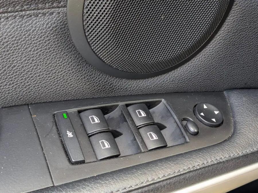 Black BMW 318 2009 in Sigulda, with an engine capacity of 2.00 L and mileage of 333 thousand km for 4390 €, photo 26 on AUTOMOTO.COM.LV