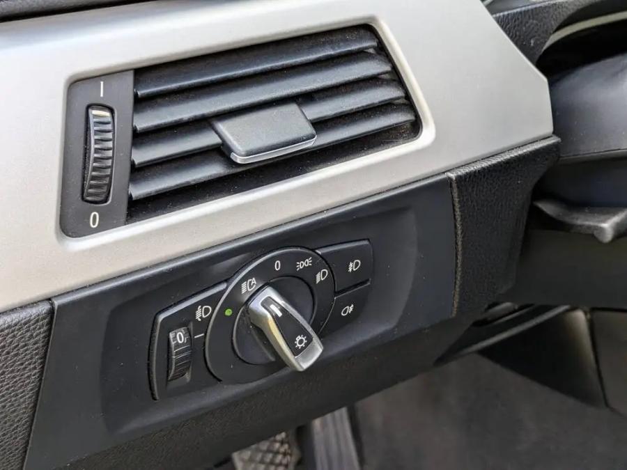 Black BMW 318 2009 in Sigulda, with an engine capacity of 2.00 L and mileage of 333 thousand km for 4390 €, photo 29 on AUTOMOTO.COM.LV