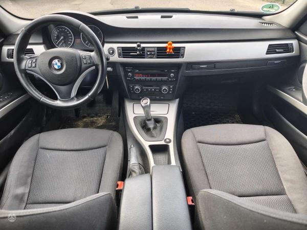 Black BMW 318 2009 in Siauliai, with an engine capacity of 2.00 L and mileage of 261 thousand km for 2950 €, photo 10 on AUTOMOTO.COM.LV