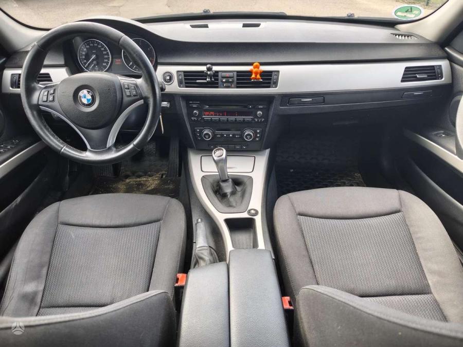 Melns BMW 318 2009 Šauļi, ar dzinēja tilpumu 2.00 L un nobraukumu 261 tūkst. km par 2950 €, foto 11 vietnē AUTOMOTO.COM.LV
