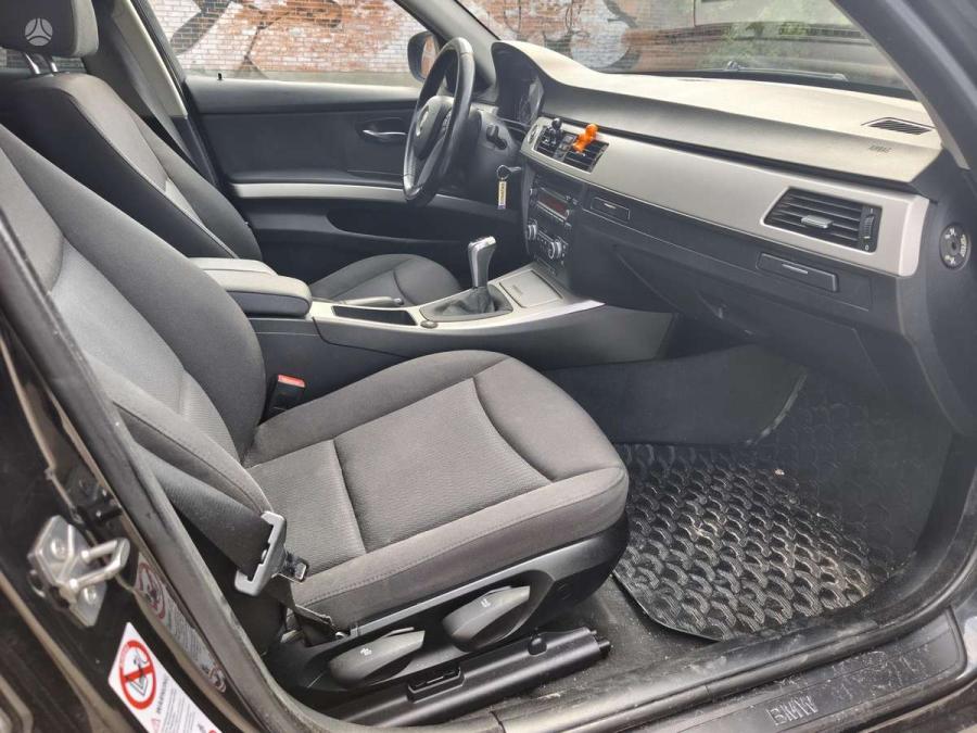 Melns BMW 318 2009 Šauļi, ar dzinēja tilpumu 2.00 L un nobraukumu 261 tūkst. km par 2950 €, foto 13 vietnē AUTOMOTO.COM.LV