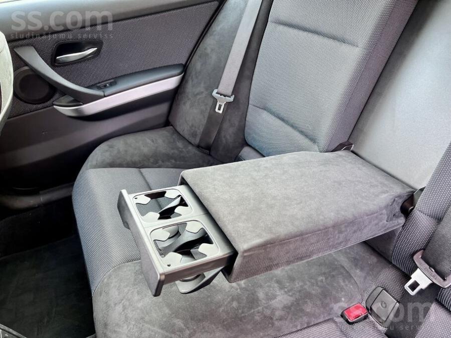 Black BMW 318 2009 in Riga, with an engine capacity of 2.00 L and mileage of 272 thousand km for 5390 €, photo 17 on AUTOMOTO.COM.LV