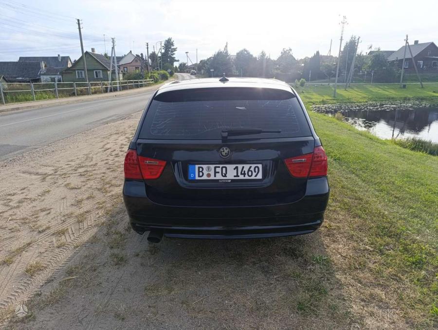 Black BMW 318 2009 in Kaunas, with an engine capacity of 1.80 L and mileage of 280 thousand km for 3800 €, photo 8 on AUTOMOTO.COM.LV