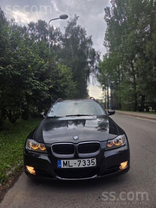 Black BMW 318 2009 in Riga, with an engine capacity of 2.00 L and mileage of 477 thousand km for 2600 €, photo 1 on AUTOMOTO.COM.LV
