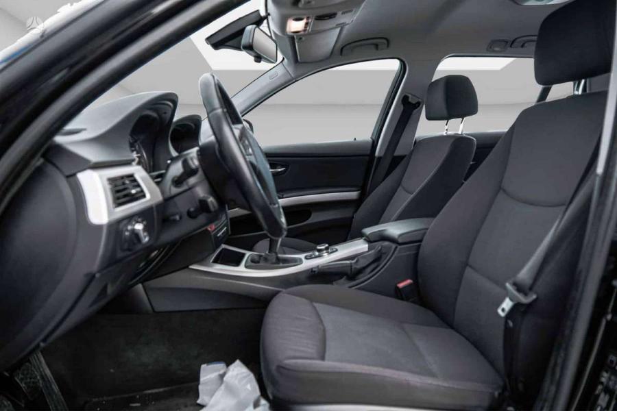 Black BMW 318 2009 in Kaunas, with an engine capacity of 2.00 L and mileage of 261 thousand km for 4990 €, photo 6 on AUTOMOTO.COM.LV