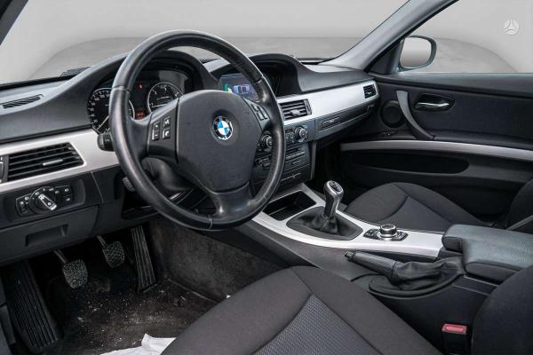 Melns BMW 318 2009 Kauņa, ar dzinēja tilpumu 2.00 L un nobraukumu 261 tūkst. km par 4990 €, foto 10 vietnē AUTOMOTO.COM.LV