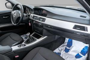 Black BMW 318 2009 in Kaunas, with an engine capacity of 2.00 L and mileage of 261 thousand km for 4990 €, photo 12 on AUTOMOTO.COM.LV