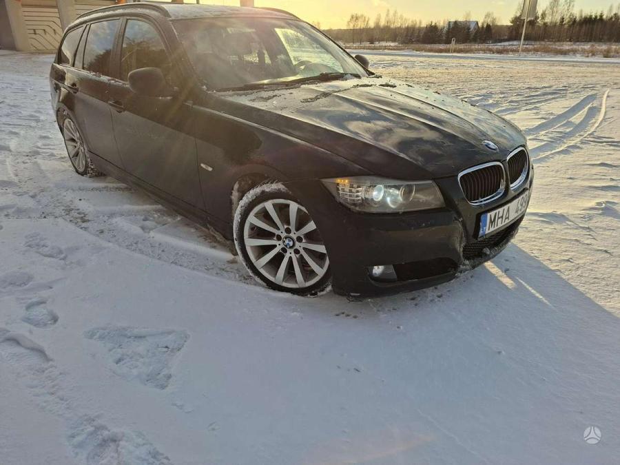 Black BMW 318 2010 in Vilnius, with an engine capacity of 0.00 L and mileage of 330 thousand km for 2100 €, photo 4 on AUTOMOTO.COM.LV