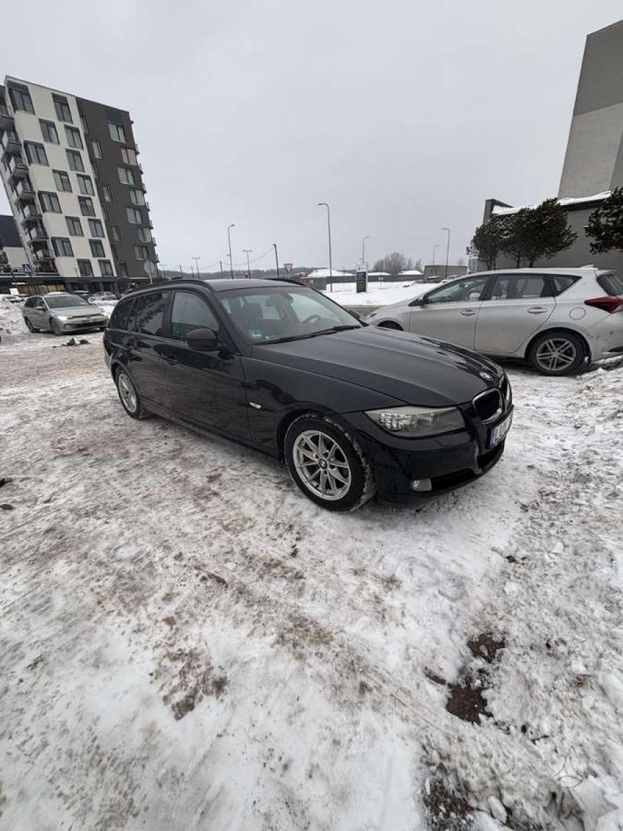 Black BMW 318 2010 in Kaunas, with an engine capacity of 2.00 L and mileage of 388 thousand km for 4300 €, photo 3 on AUTOMOTO.COM.LV