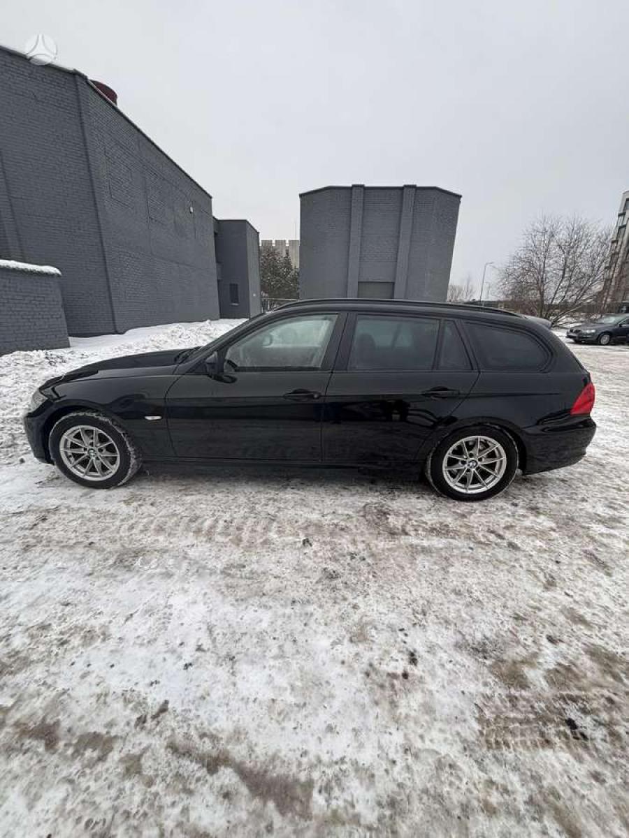 Black BMW 318 2010 in Kaunas, with an engine capacity of 2.00 L and mileage of 388 thousand km for 4300 €, photo 4 on AUTOMOTO.COM.LV