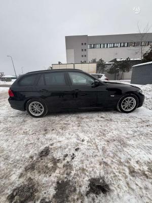 Black BMW 318 2010 in Kaunas, with an engine capacity of 2.00 L and mileage of 388 thousand km for 4300 €, photo 5 on AUTOMOTO.COM.LV