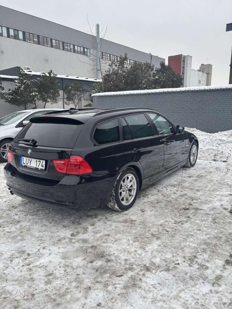 Black BMW 318 2010 in Kaunas, with an engine capacity of 2.00 L and mileage of 388 thousand km for 4300 €, photo 6 on AUTOMOTO.COM.LV