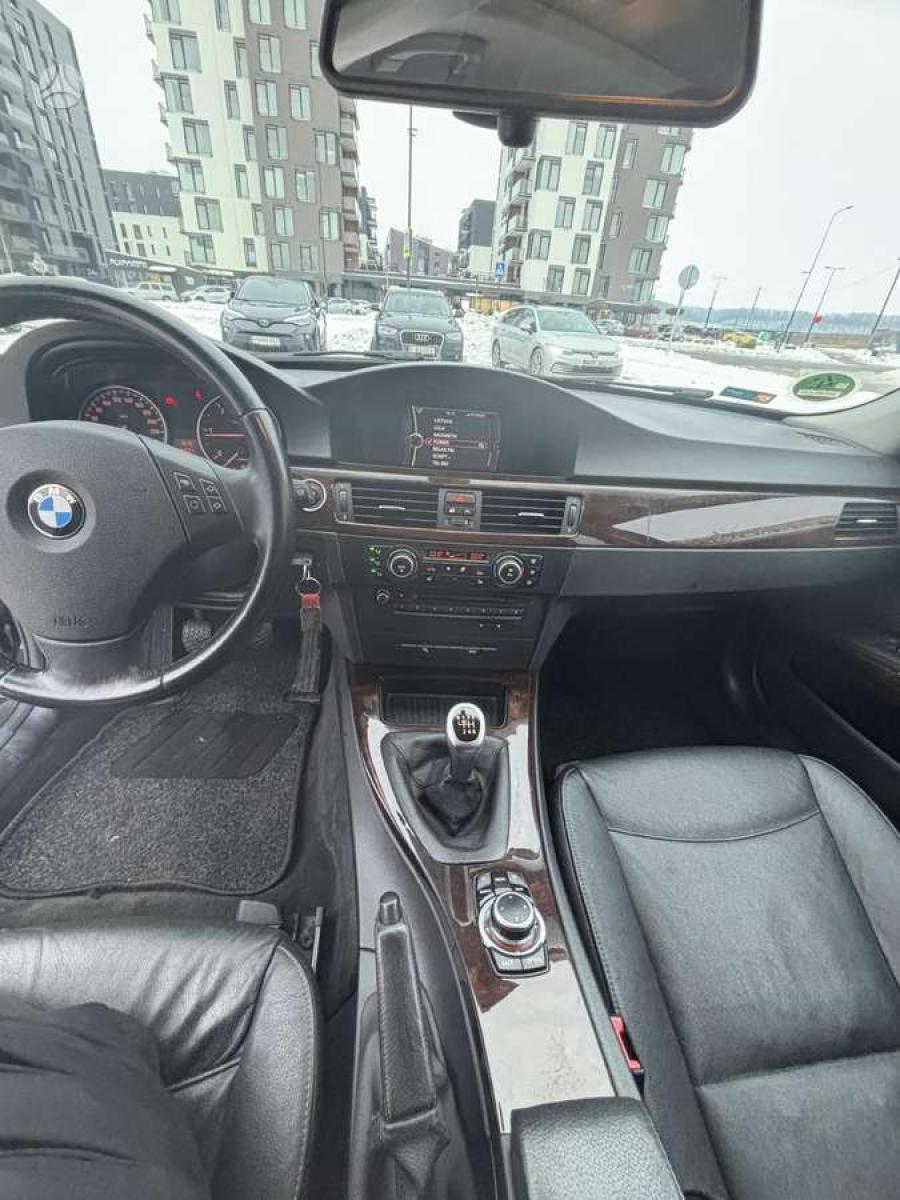 Black BMW 318 2010 in Kaunas, with an engine capacity of 2.00 L and mileage of 388 thousand km for 4300 €, photo 11 on AUTOMOTO.COM.LV