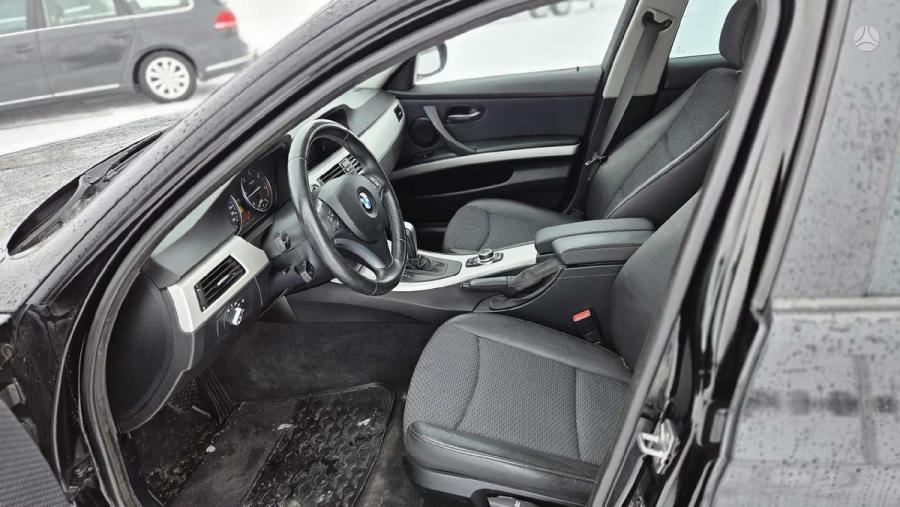 Black BMW 318 2010 in Marijampole, with an engine capacity of 2.00 L and mileage of 364 thousand km for 4300 €, photo 10 on AUTOMOTO.COM.LV