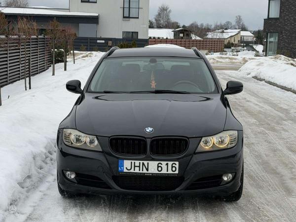 Black BMW 318 2010 in Vilnius, with an engine capacity of 2.00 L and mileage of 383 thousand km for 3200 €, photo 5 on AUTOMOTO.COM.LV