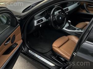 Black BMW 318 2010 in Tukums, with an engine capacity of 2.00 L and mileage of 376 thousand km for 6350 €, photo 9 on AUTOMOTO.COM.LV