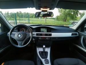 Black BMW 318 2010 in Kuldiga, with an engine capacity of 2.00 L and mileage of 290 thousand km for 5690 €, photo 7 on AUTOMOTO.COM.LV
