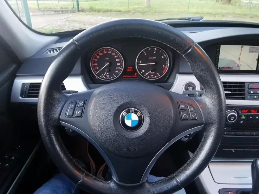Black BMW 318 2010 in Kuldiga, with an engine capacity of 2.00 L and mileage of 290 thousand km for 5690 €, photo 10 on AUTOMOTO.COM.LV