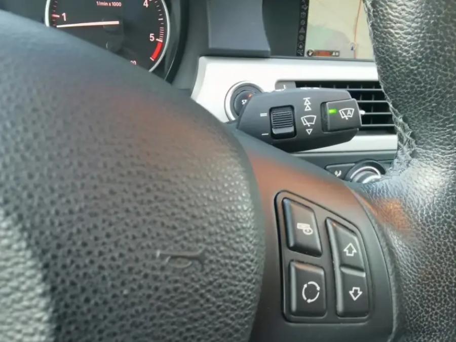 Black BMW 318 2010 in Kuldiga, with an engine capacity of 2.00 L and mileage of 290 thousand km for 5690 €, photo 11 on AUTOMOTO.COM.LV