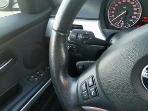 Black BMW 318 2010 in Kuldiga, with an engine capacity of 2.00 L and mileage of 290 thousand km for 5690 €, photo 12 on AUTOMOTO.COM.LV