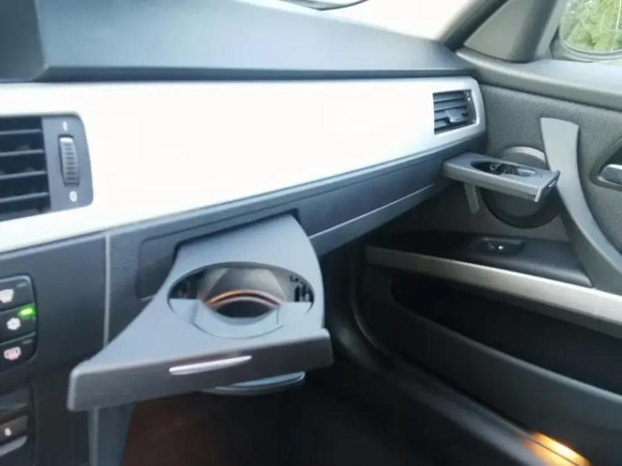 Black BMW 318 2010 in Kuldiga, with an engine capacity of 2.00 L and mileage of 290 thousand km for 5690 €, photo 15 on AUTOMOTO.COM.LV
