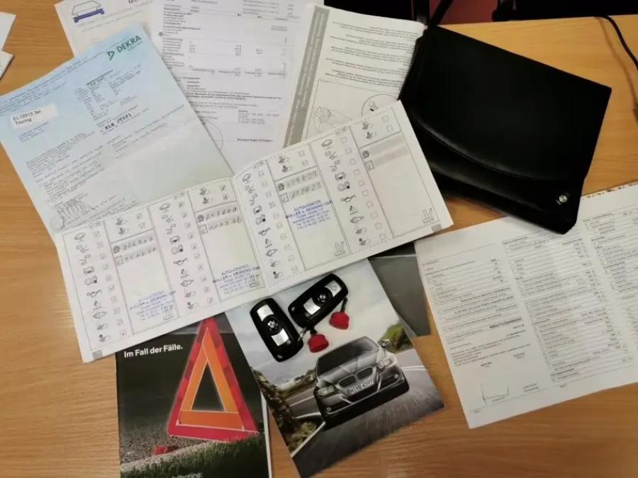 Black BMW 318 2010 in Kuldiga, with an engine capacity of 2.00 L and mileage of 290 thousand km for 5690 €, photo 26 on AUTOMOTO.COM.LV