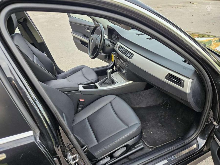 Black BMW 318 2010 in Pasvalys, with an engine capacity of 2.00 L and mileage of 260 thousand km for 3350 €, photo 12 on AUTOMOTO.COM.LV