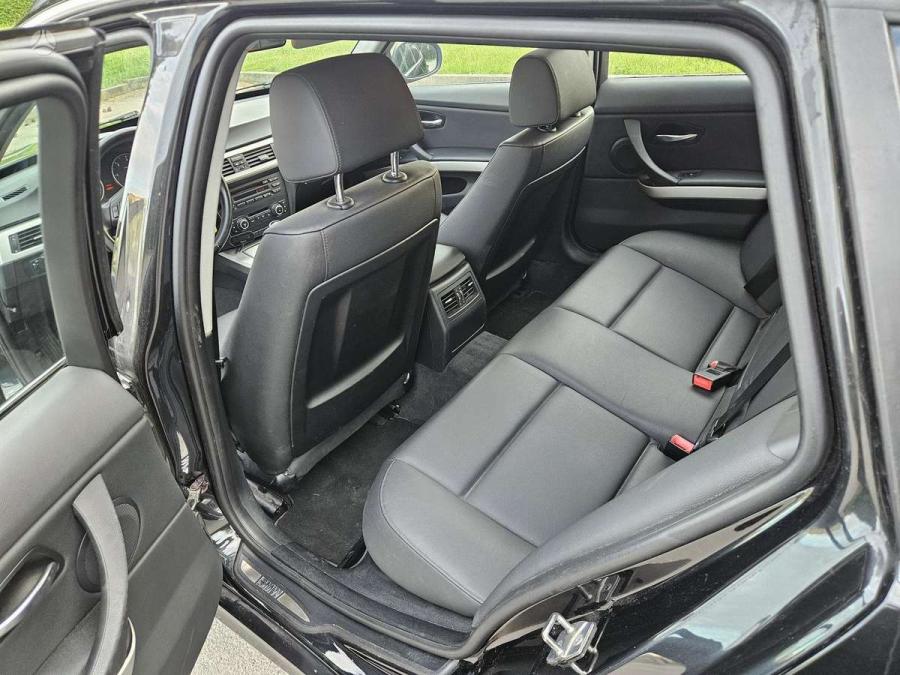 Black BMW 318 2010 in Pasvalys, with an engine capacity of 2.00 L and mileage of 260 thousand km for 3350 €, photo 13 on AUTOMOTO.COM.LV