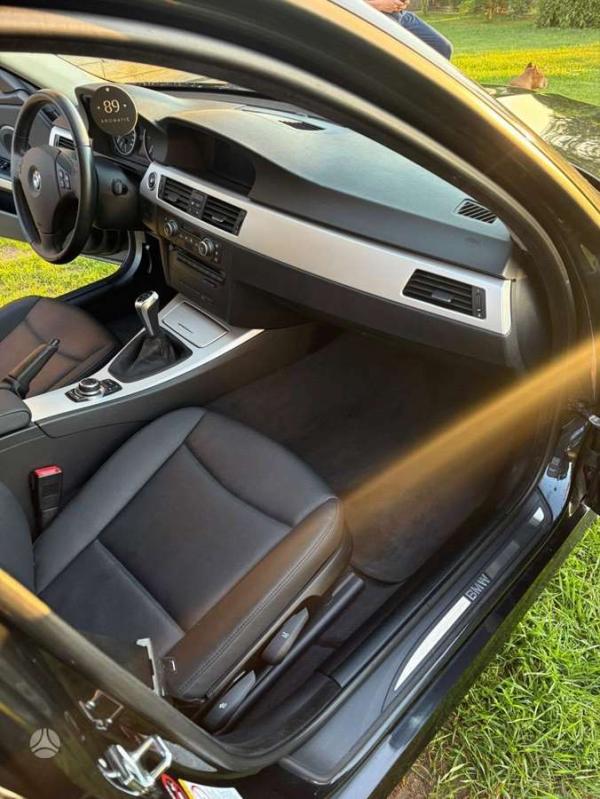 Black BMW 318 2010 in Marijampole, with an engine capacity of 2.00 L and mileage of 336 thousand km for 4750 €, photo 6 on AUTOMOTO.COM.LV