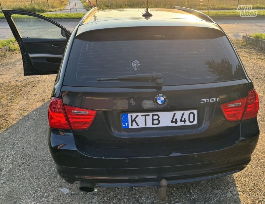 Black BMW 318 2010 in Kaunas, with an engine capacity of 1.80 L and mileage of 365 thousand km for 2300 €, photo 10 on AUTOMOTO.COM.LV