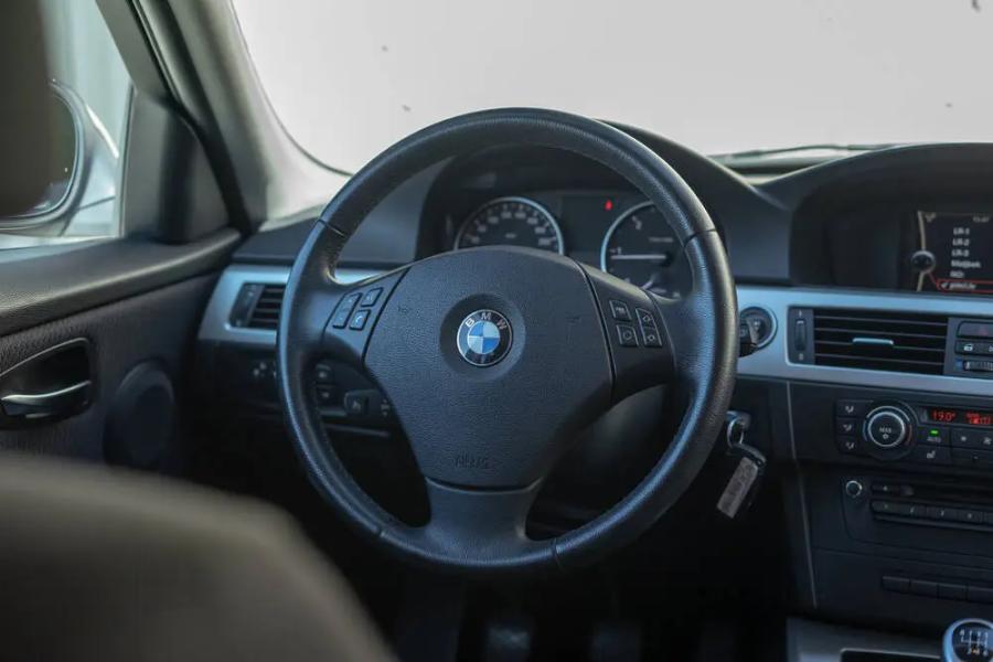 Melns BMW 318 2010 Liepāja, ar dzinēja tilpumu 2.00 L un nobraukumu 264 tūkst. km par 5300 €, foto 16 vietnē AUTOMOTO.COM.LV