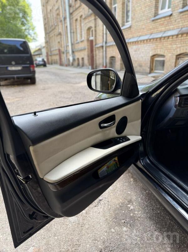 Black BMW 318 2010 in Riga, with an engine capacity of 2.00 L and mileage of 348 thousand km for 4750 €, photo 7 on AUTOMOTO.COM.LV