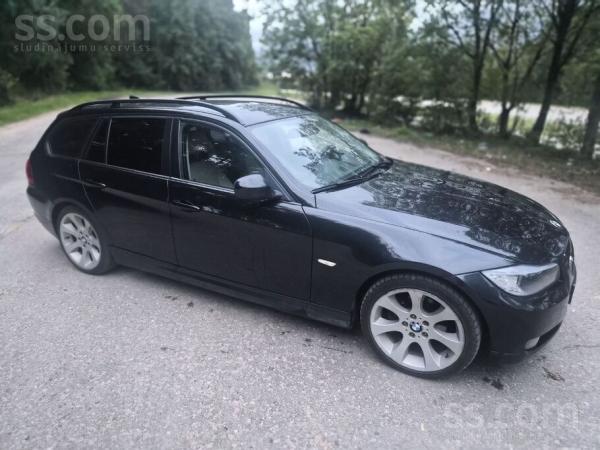 BMW 318 2010 in Jekabpils on AUTOMOTO.COM.LV Black BMW 318 2010 in Jekabpils, with an engine capacity of 2.00 L and mileage of 0 thousand km for 5200 ā¬, photo 4 on AUTOMOTO.COM.LV