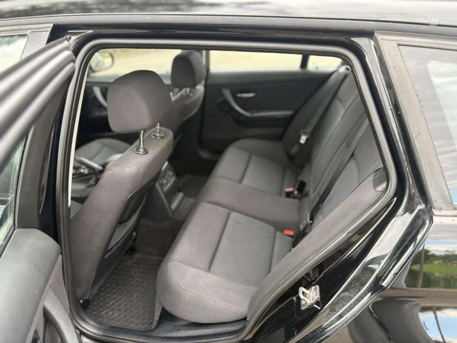 Black BMW 318 2010 in Kaunas, with an engine capacity of 2.00 L and mileage of 219 thousand km for 3600 €, photo 8 on AUTOMOTO.COM.LV