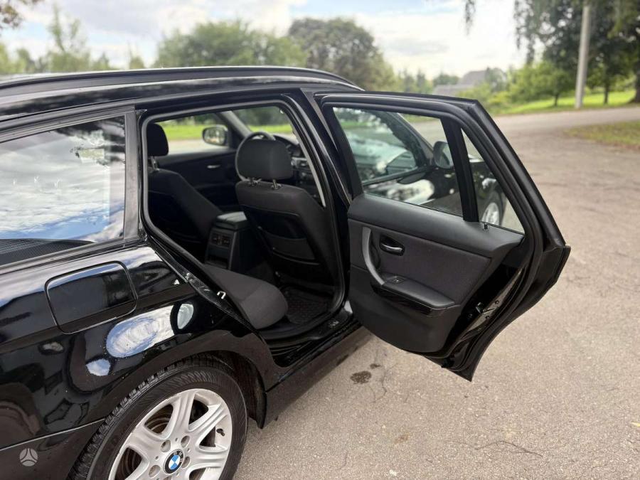 Black BMW 318 2010 in Kaunas, with an engine capacity of 2.00 L and mileage of 219 thousand km for 3600 €, photo 14 on AUTOMOTO.COM.LV