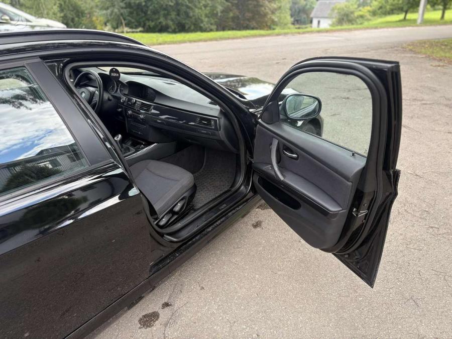 Black BMW 318 2010 in Kaunas, with an engine capacity of 2.00 L and mileage of 219 thousand km for 3600 €, photo 15 on AUTOMOTO.COM.LV
