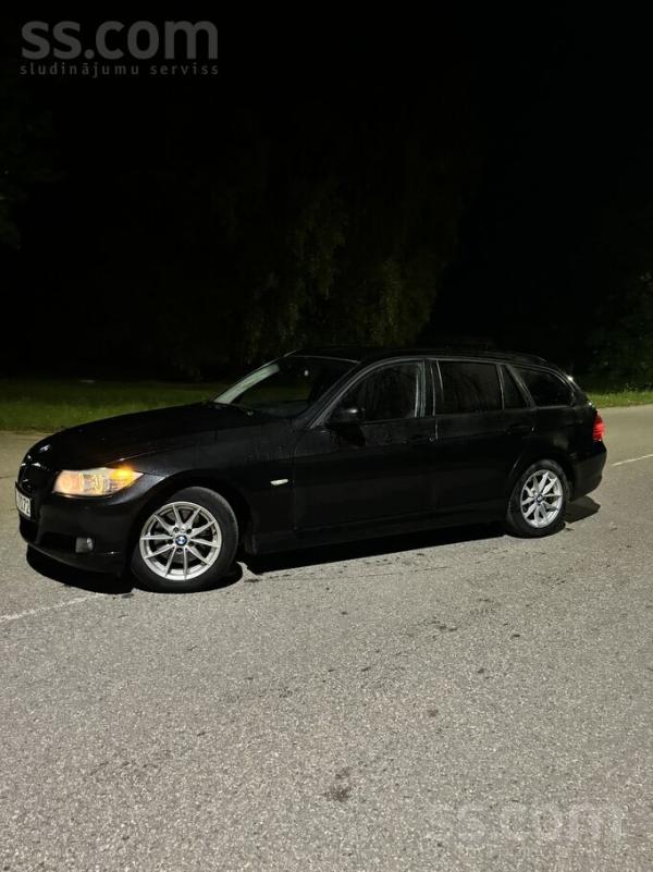 Black BMW 318 2010 in Valmiera, with an engine capacity of 2.00 L and mileage of 298 thousand km for 5000 €, photo 4 on AUTOMOTO.COM.LV