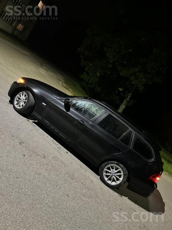 Black BMW 318 2010 in Valmiera, with an engine capacity of 2.00 L and mileage of 298 thousand km for 5000 €, photo 5 on AUTOMOTO.COM.LV