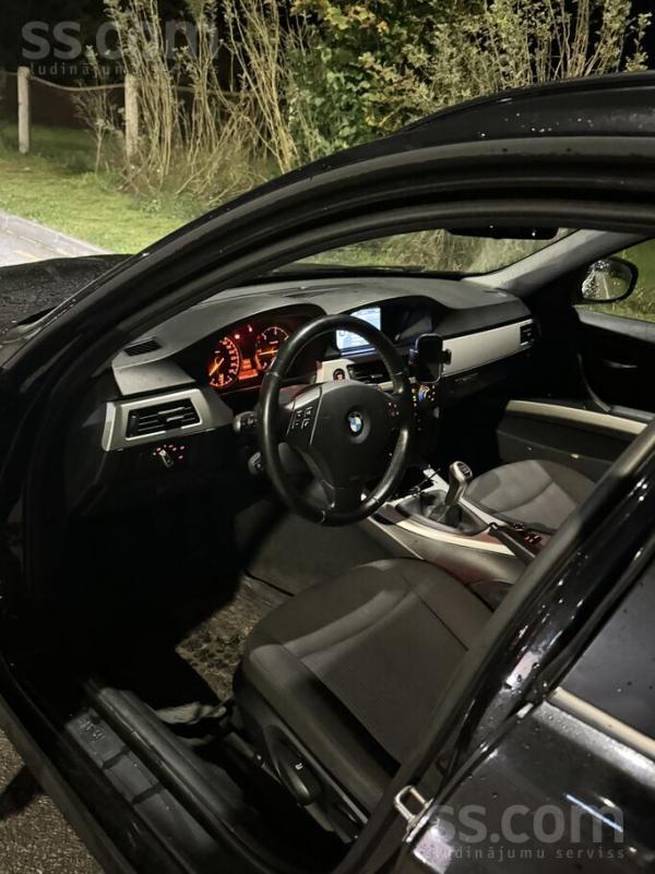 Black BMW 318 2010 in Valmiera, with an engine capacity of 2.00 L and mileage of 298 thousand km for 5000 €, photo 9 on AUTOMOTO.COM.LV