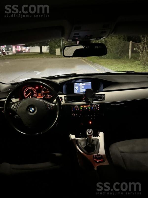 Black BMW 318 2010 in Valmiera, with an engine capacity of 2.00 L and mileage of 298 thousand km for 5000 €, photo 10 on AUTOMOTO.COM.LV