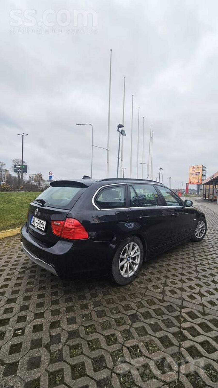 Black BMW 318 2011 in Jurmala, with an engine capacity of 2.00 L and mileage of 251 thousand km for 3950 €, photo 4 on AUTOMOTO.COM.LV