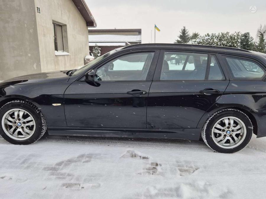 Black BMW 318 2011 in Siauliai, with an engine capacity of 2.00 L and mileage of 270 thousand km for 4650 €, photo 3 on AUTOMOTO.COM.LV