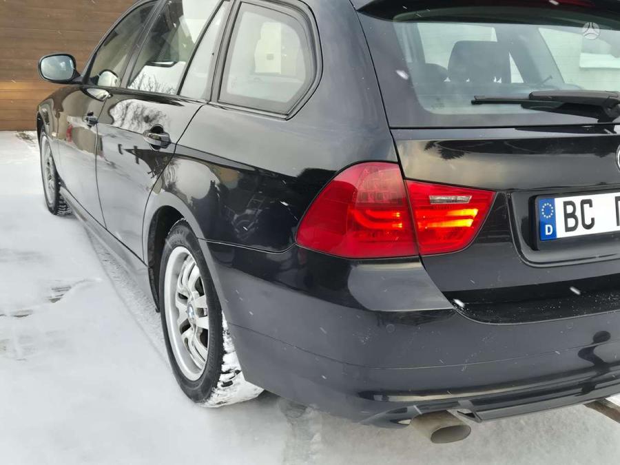 Black BMW 318 2011 in Siauliai, with an engine capacity of 2.00 L and mileage of 270 thousand km for 4650 €, photo 4 on AUTOMOTO.COM.LV