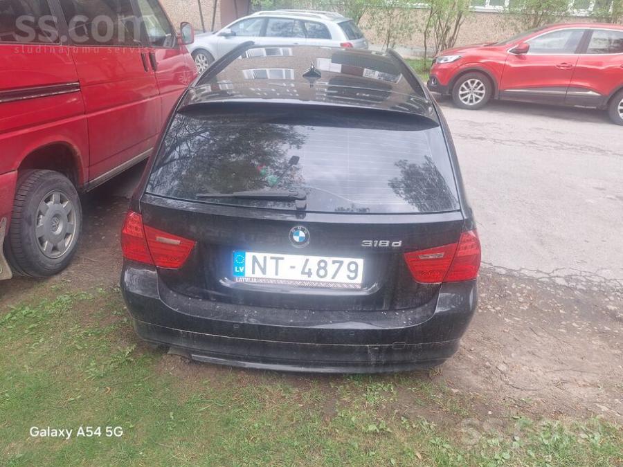 Black BMW 318 2011 in Ogre, with an engine capacity of 2.00 L and mileage of 395 thousand km for 3000 €, photo 7 on AUTOMOTO.COM.LV