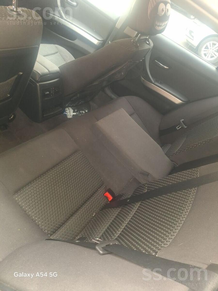 Black BMW 318 2011 in Ogre, with an engine capacity of 2.00 L and mileage of 395 thousand km for 3000 €, photo 12 on AUTOMOTO.COM.LV